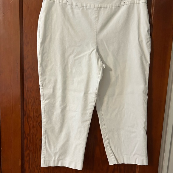 JM Collection | Pants & Jumpsuits | Jm Collection White Capris | Poshmark
